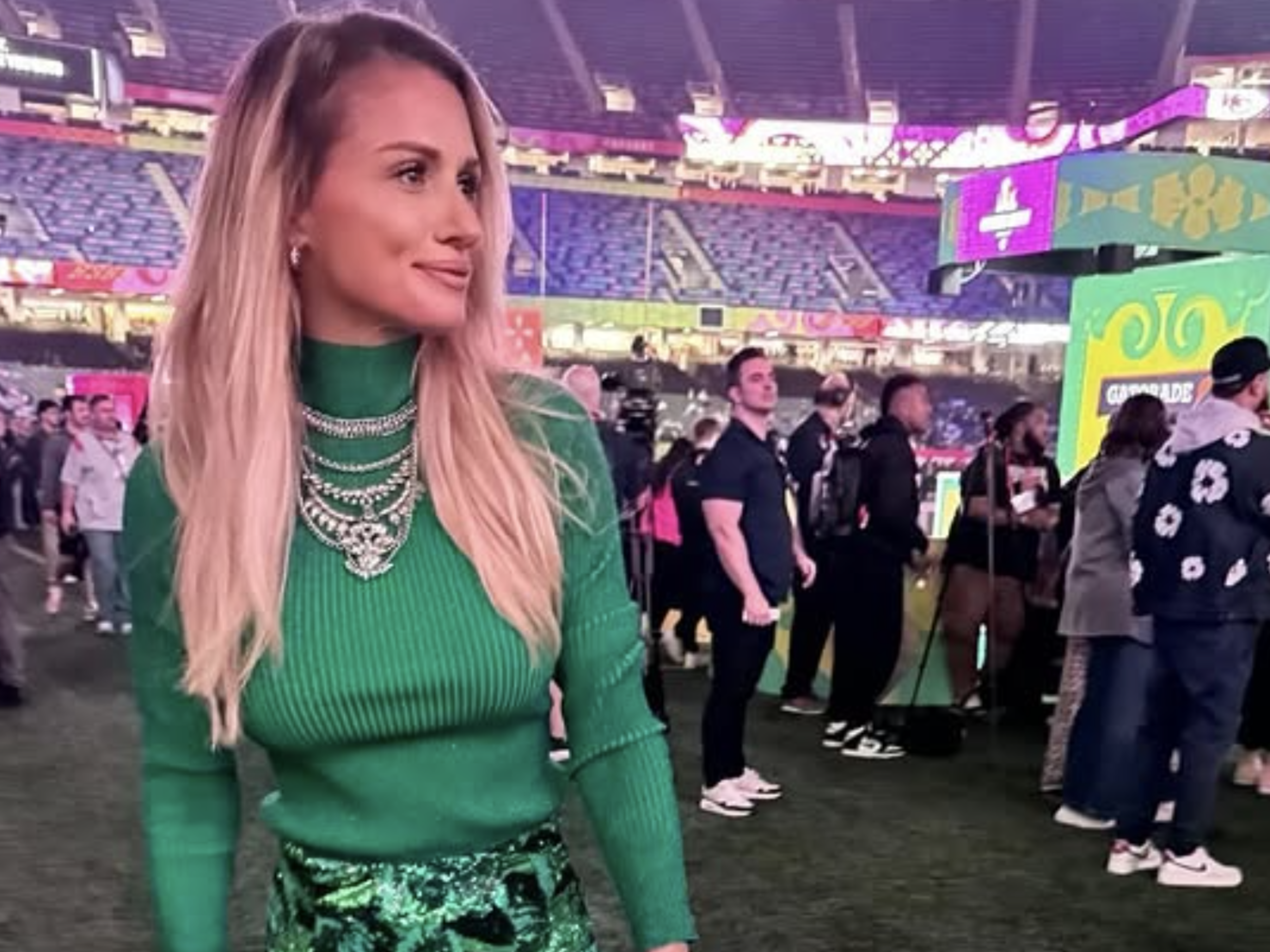 ESPN Sideline Reporter Turns Heads In Sleeveless Outfit Photo - The Spun
