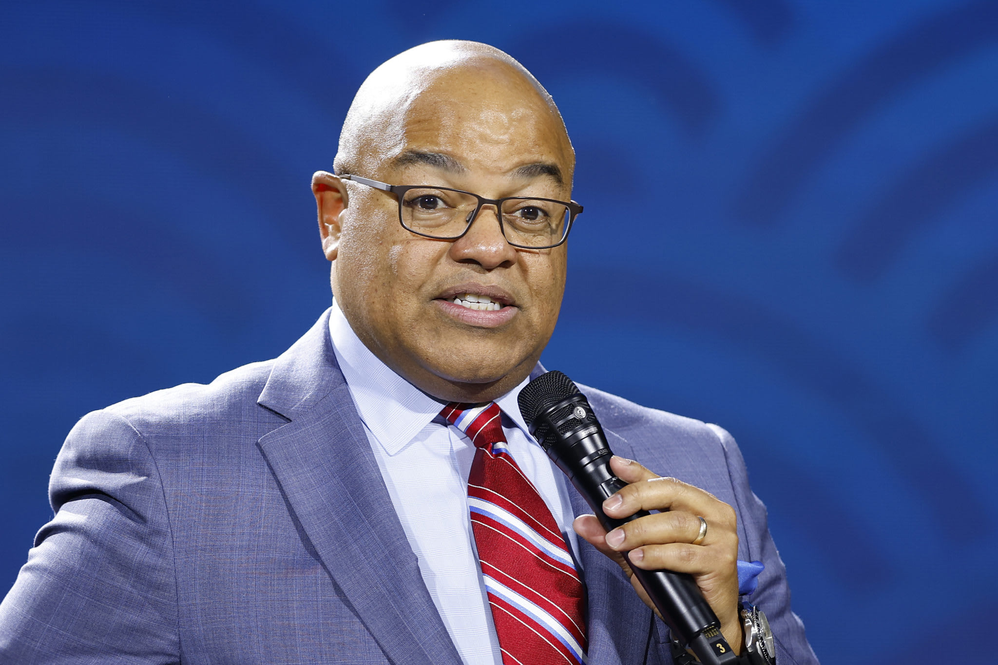 Fans Concerned About Mike Tirico's Kentucky Derby Performance - The Spun