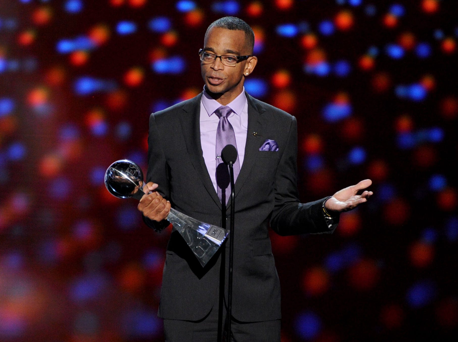 Sports Fans Paying Tribute To ESPN Legend Stuart Scott - The Spun