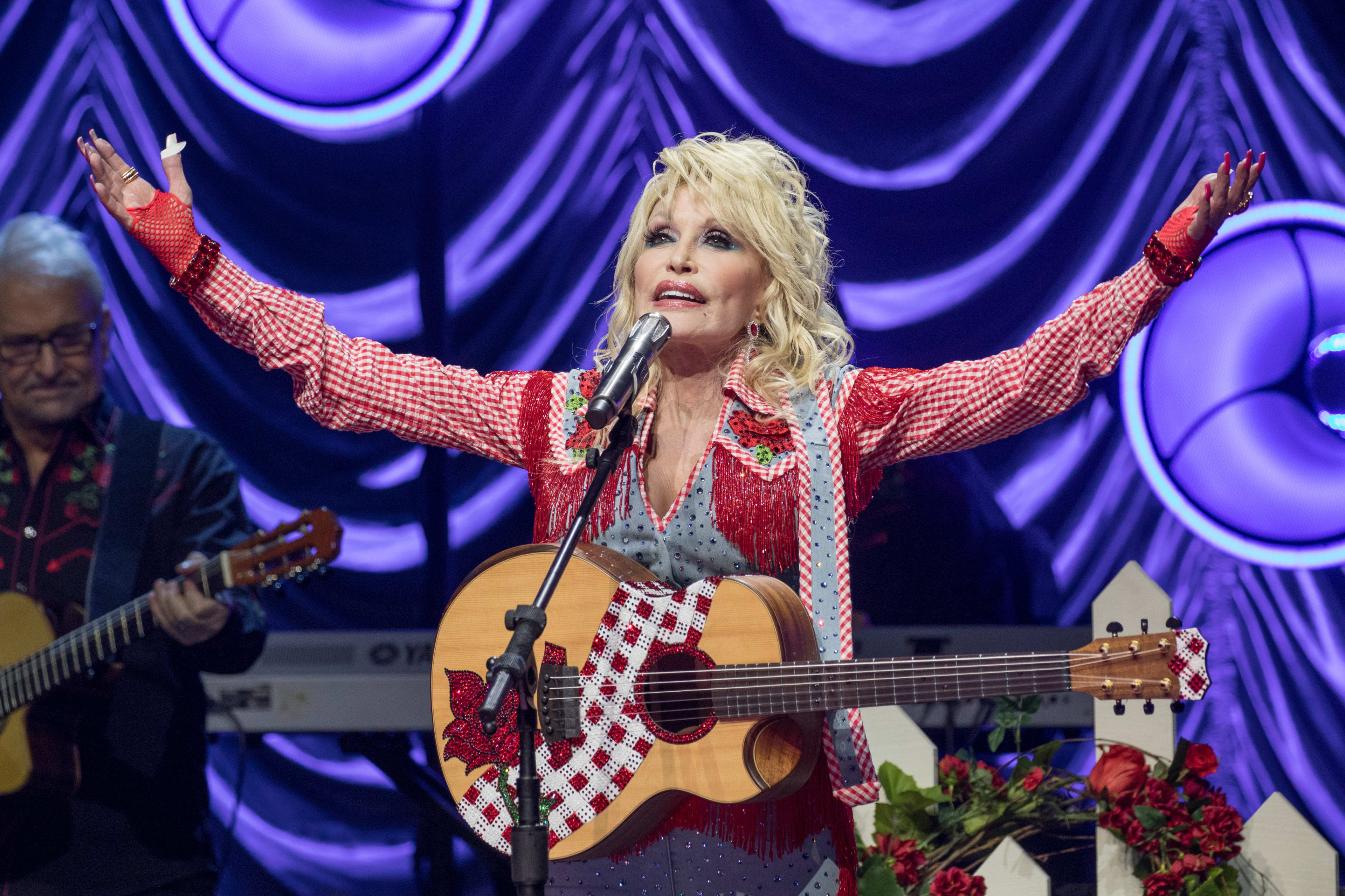 Prayers Pouring In For Legendary Singer Dolly Parton Monday - The Spun