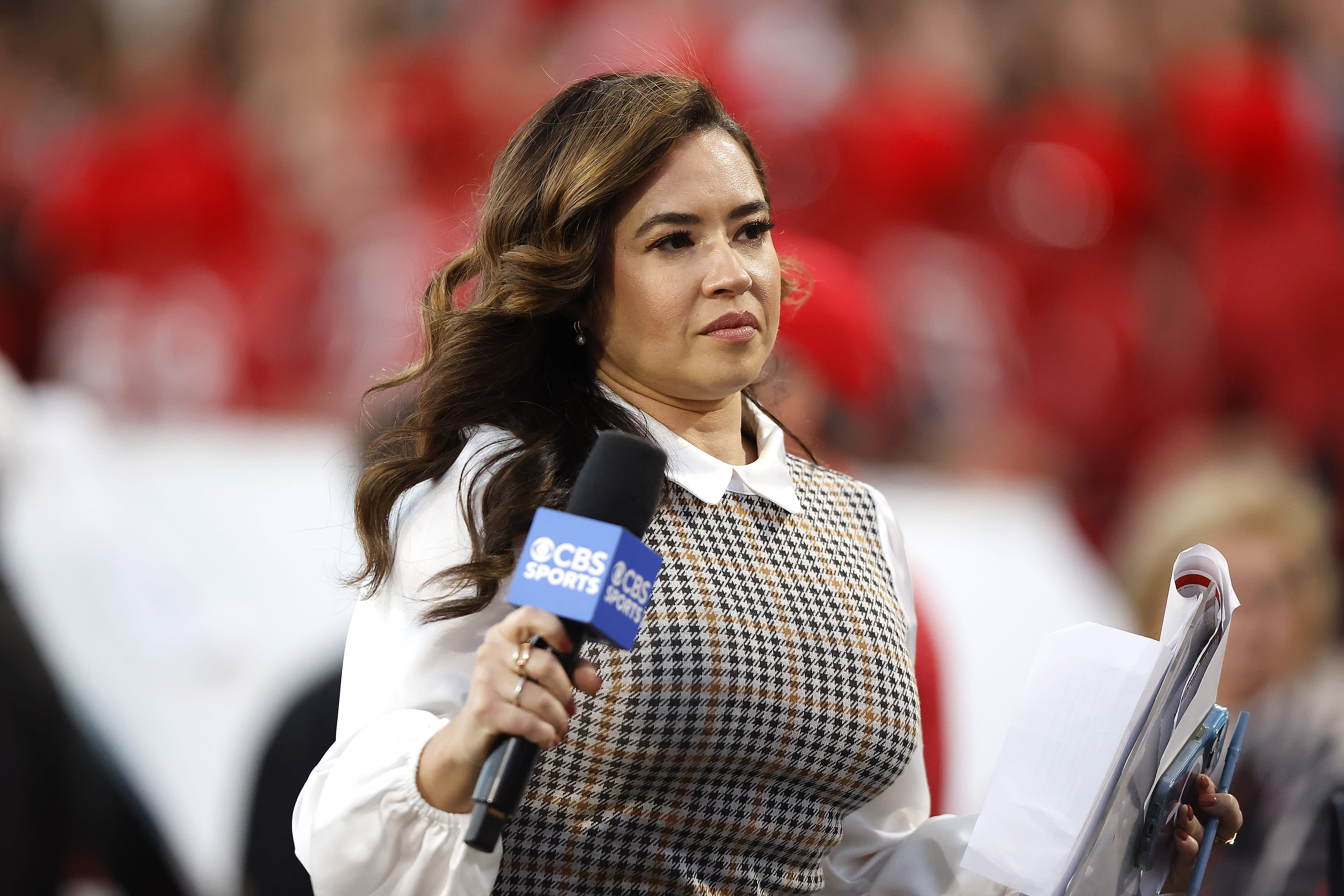 CBS Sideline Reporter Goes Viral With Sizzling Swimsuit Photo - The Spun