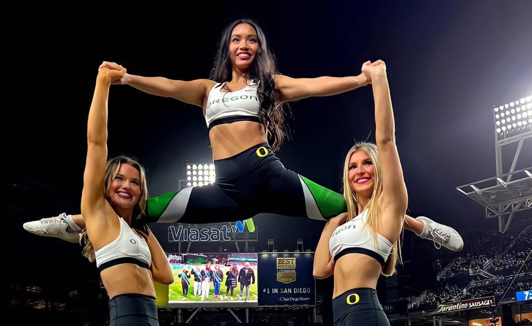  Bombshell Oregon Cheerleader Goes Viral For Her Swimsuit Photo The Spun