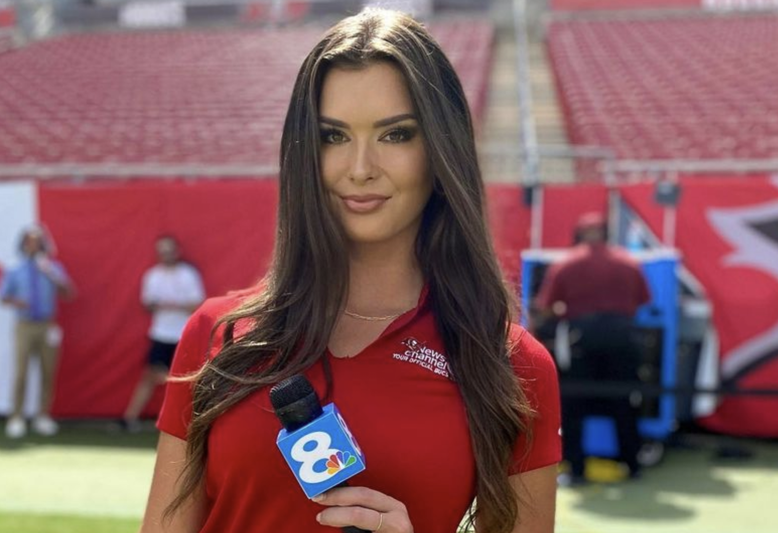 'Stunning' Tampa Bay Buccaneers Reporter Grabs Attention With Sideline Outfit - The Spun