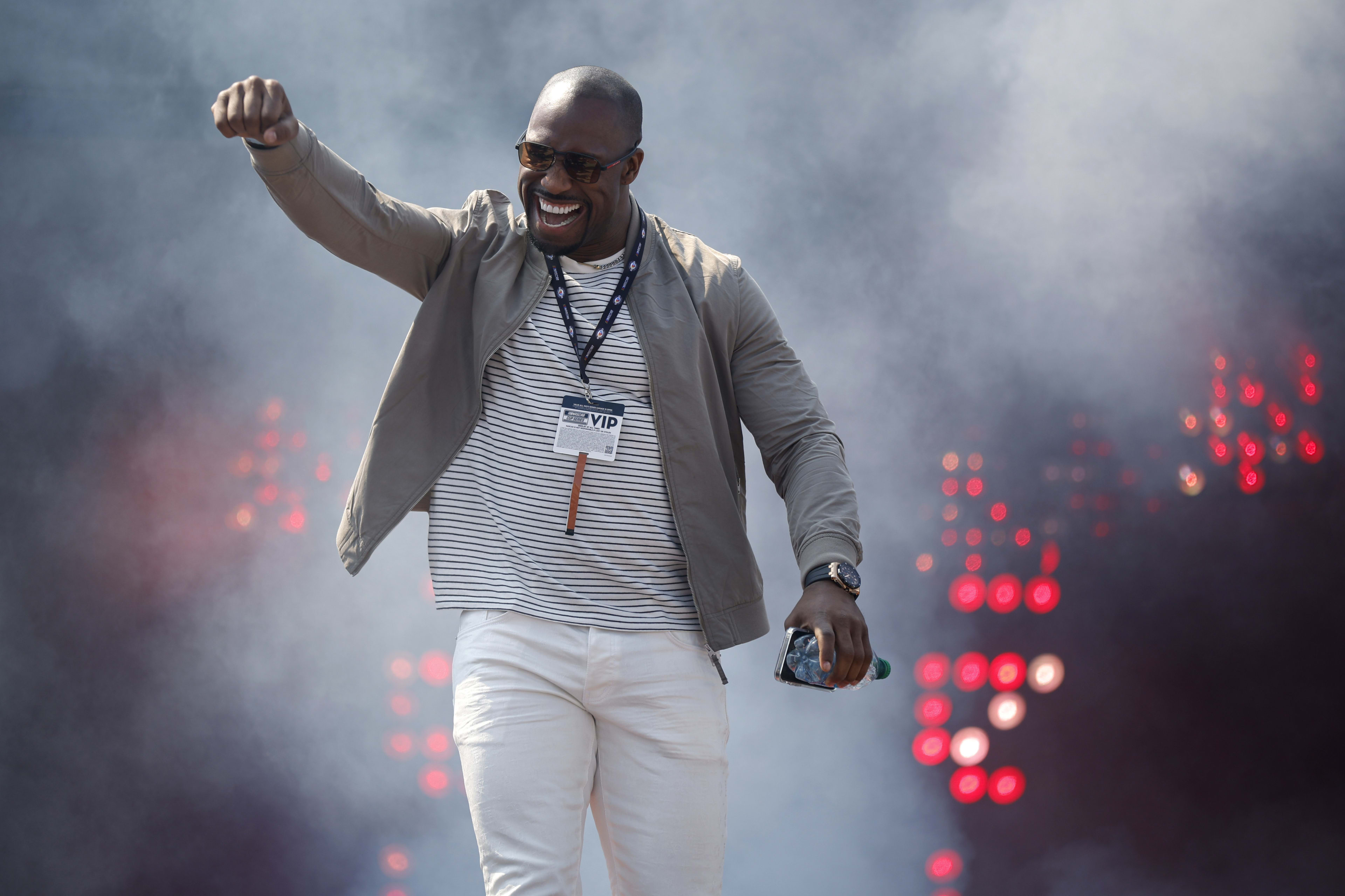 Arrest Warrant Issued For Ex-NFL Star Vernon Davis - The Spun