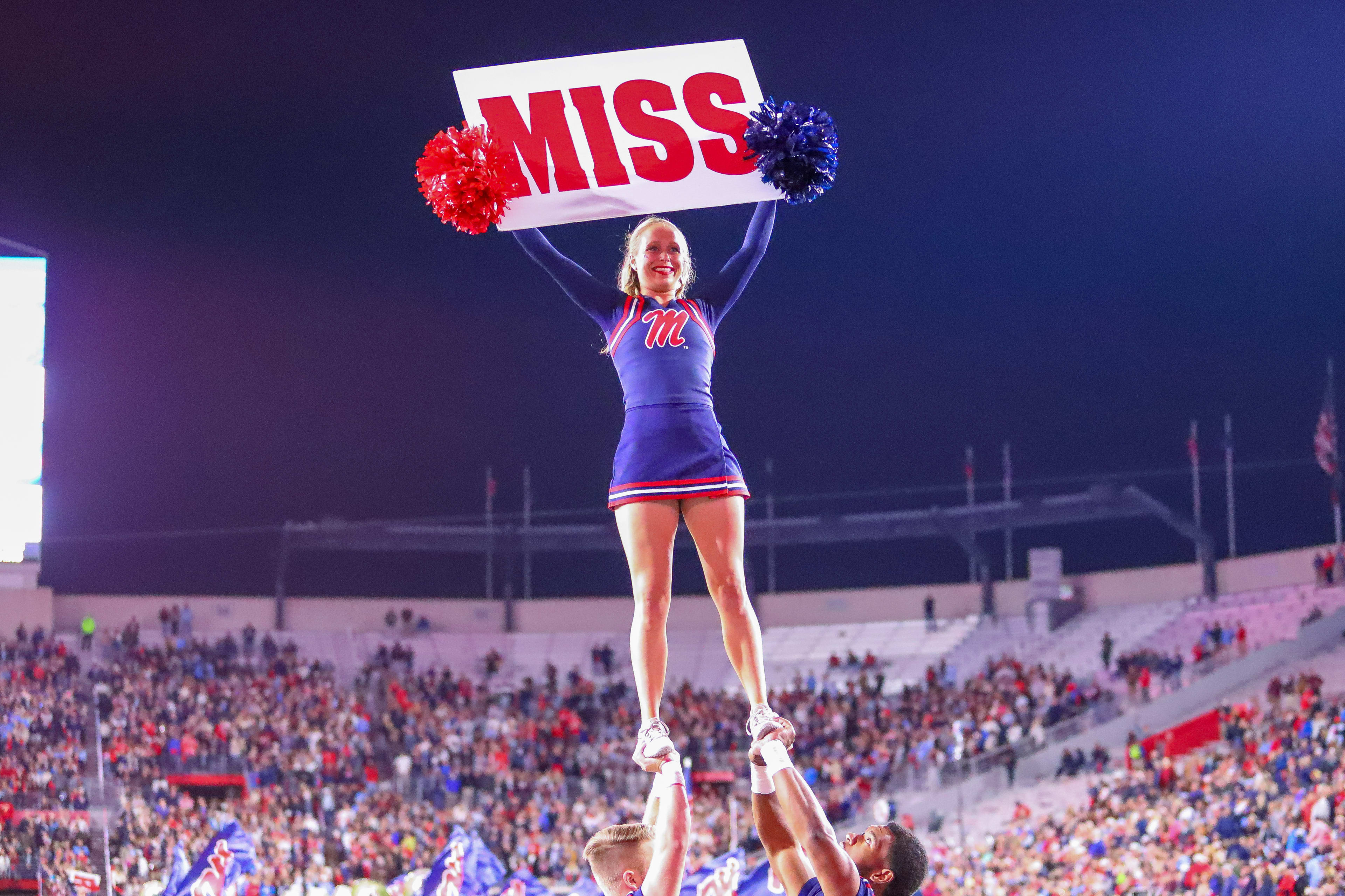 The 5 Best College Football Cheerleading Squads - The Spun