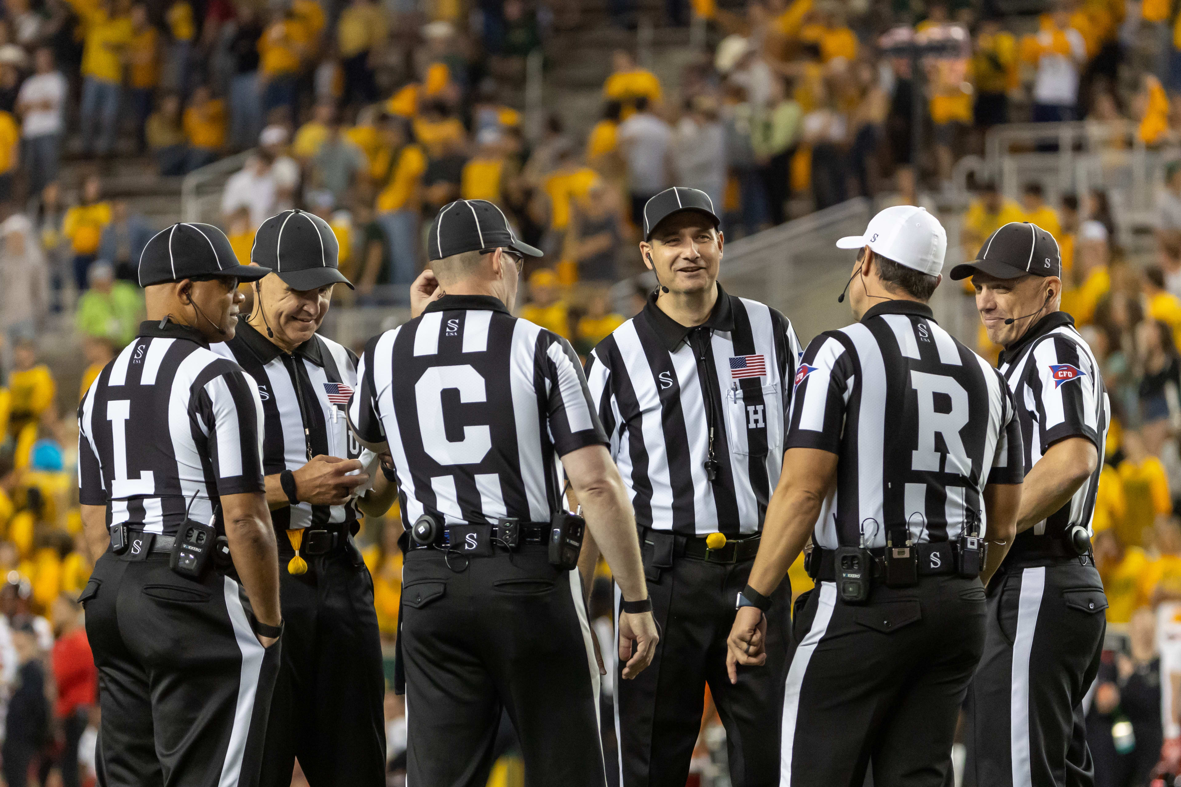 Refs Embarrassed Themselves In Peach Bowl Coin Toss - The Spun