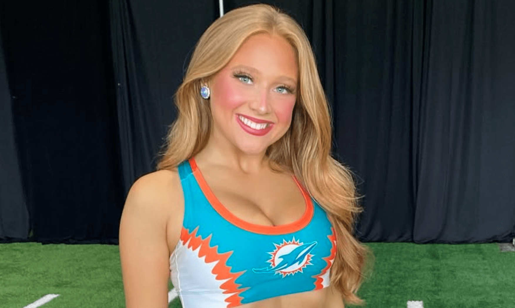 'Jaw-Dropping' Photo Of NFL Cheerleader Turning Heads On Friday - The Spun