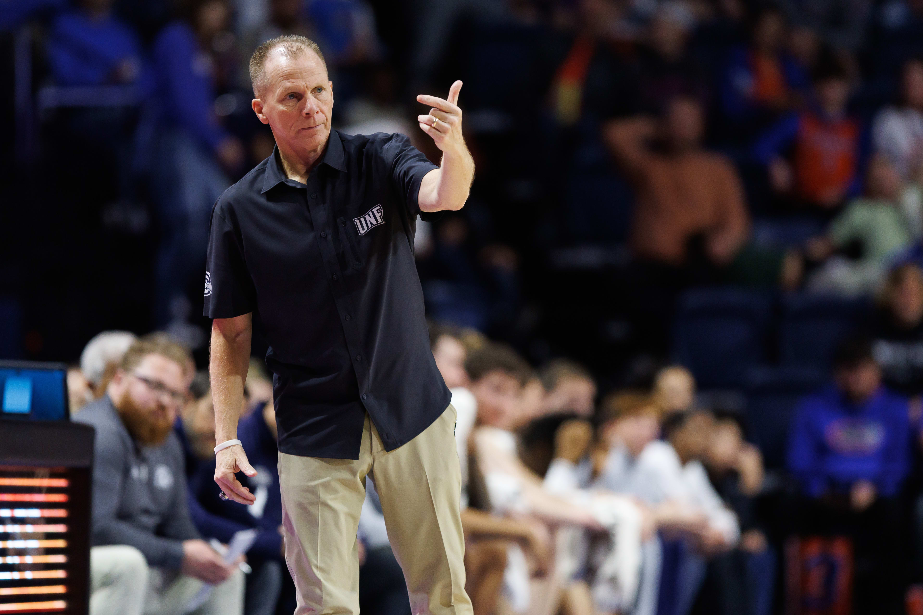 College Basketball Head Coach Quits For Assistant Coaching Job - The Spun