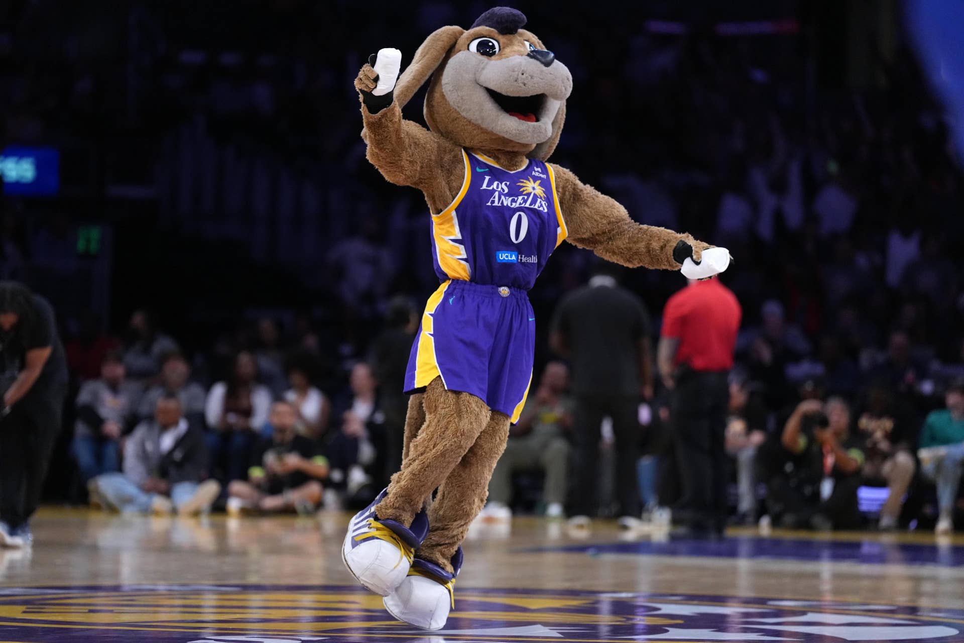 Los Angeles Sparks Mascot Gets Knocked Out During WNBA Halftime Show ...