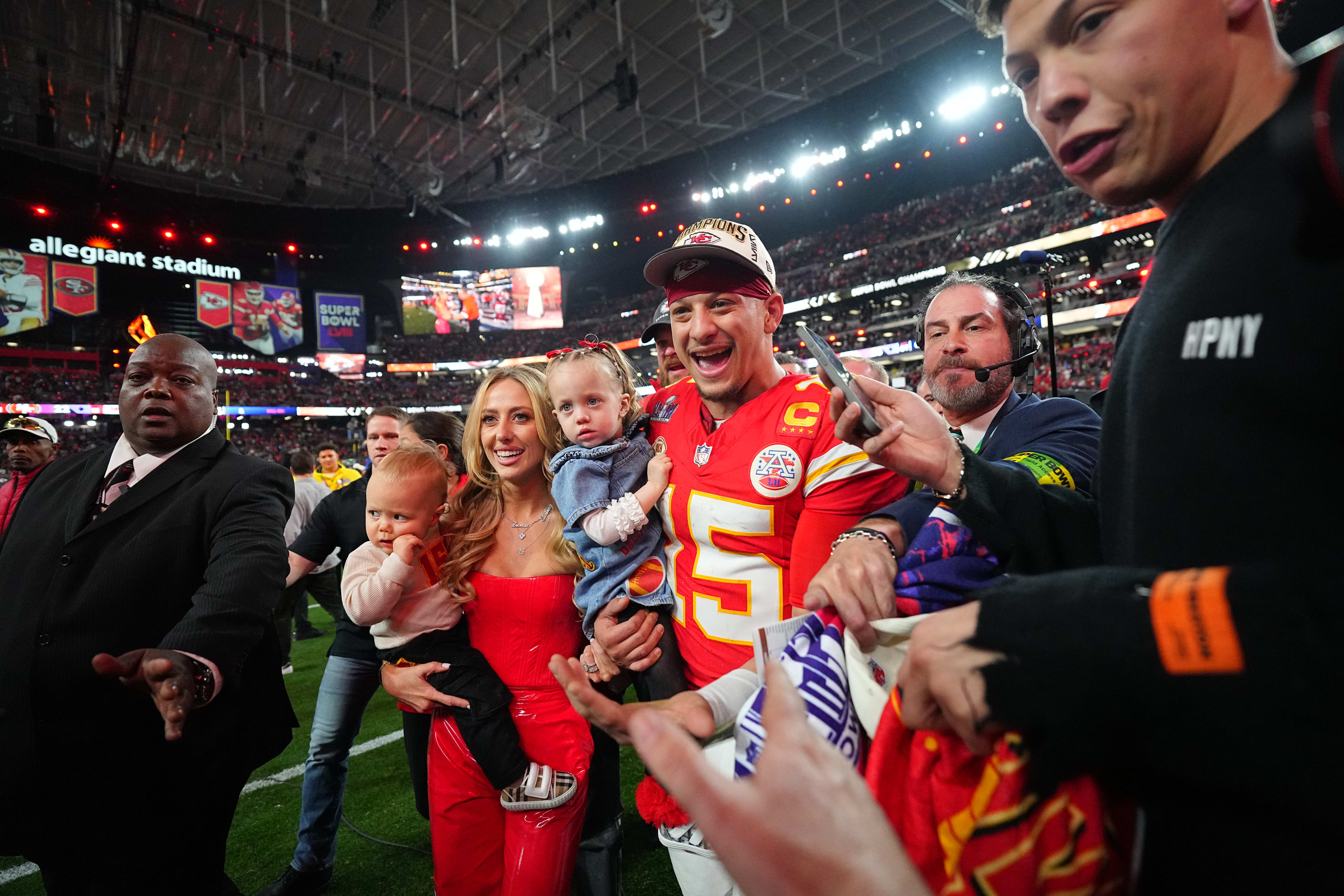 Photo Of Patrick Mahomes Carrying Wife's 'Goods' Is Going Viral - The Spun