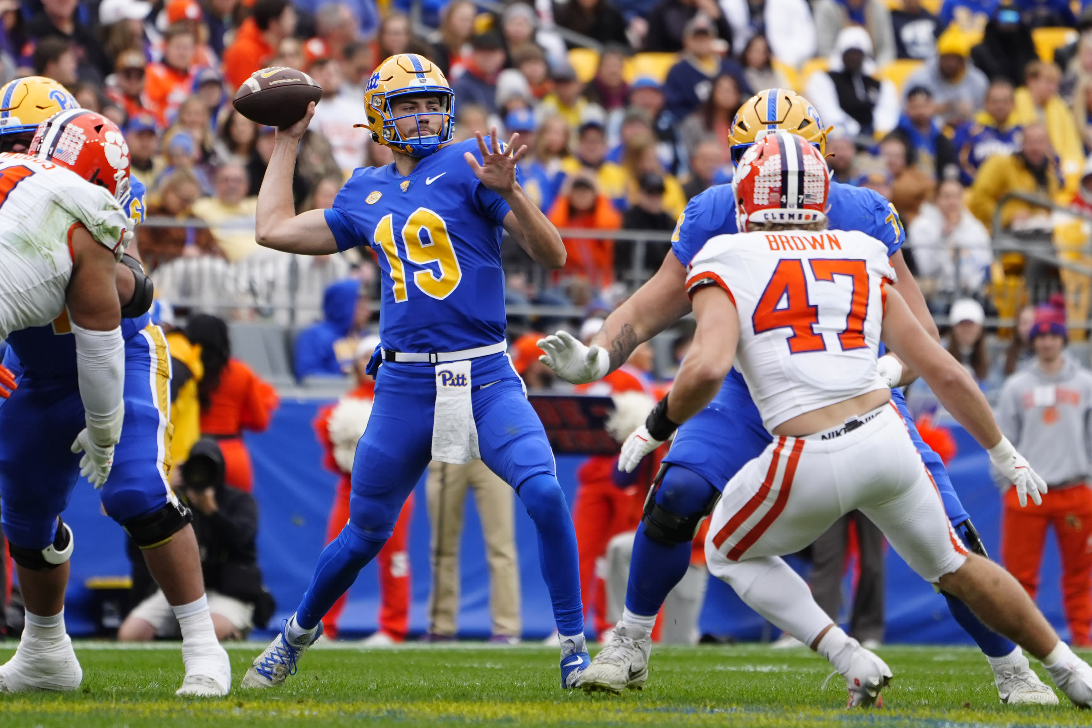 Pregame Fight Breaks Out In Tunnel Of College Football Bowl Game - The Spun