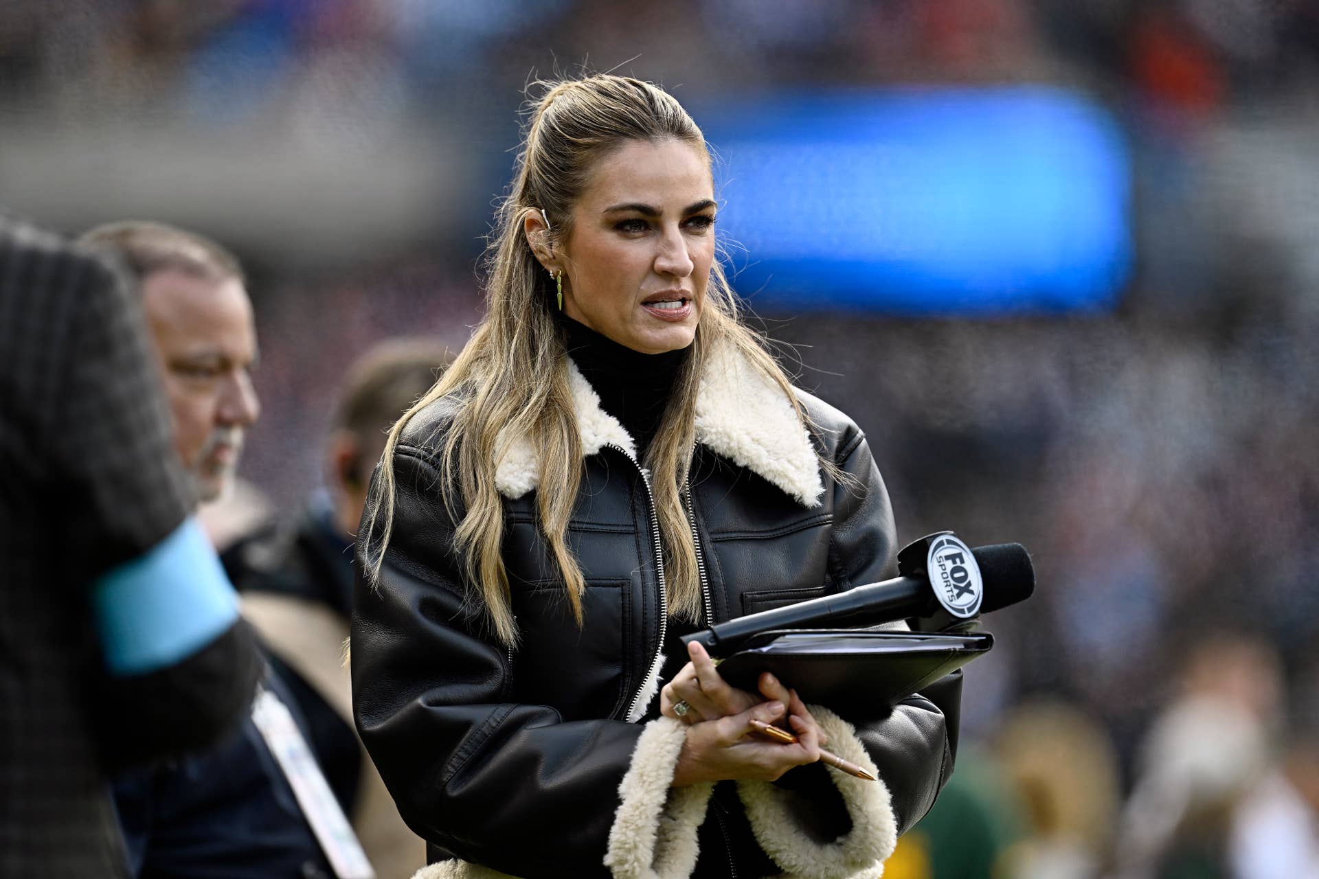 Erin Andrews Had A 2-Word Reaction To Cowboys Cheerleader's Photo - The ...