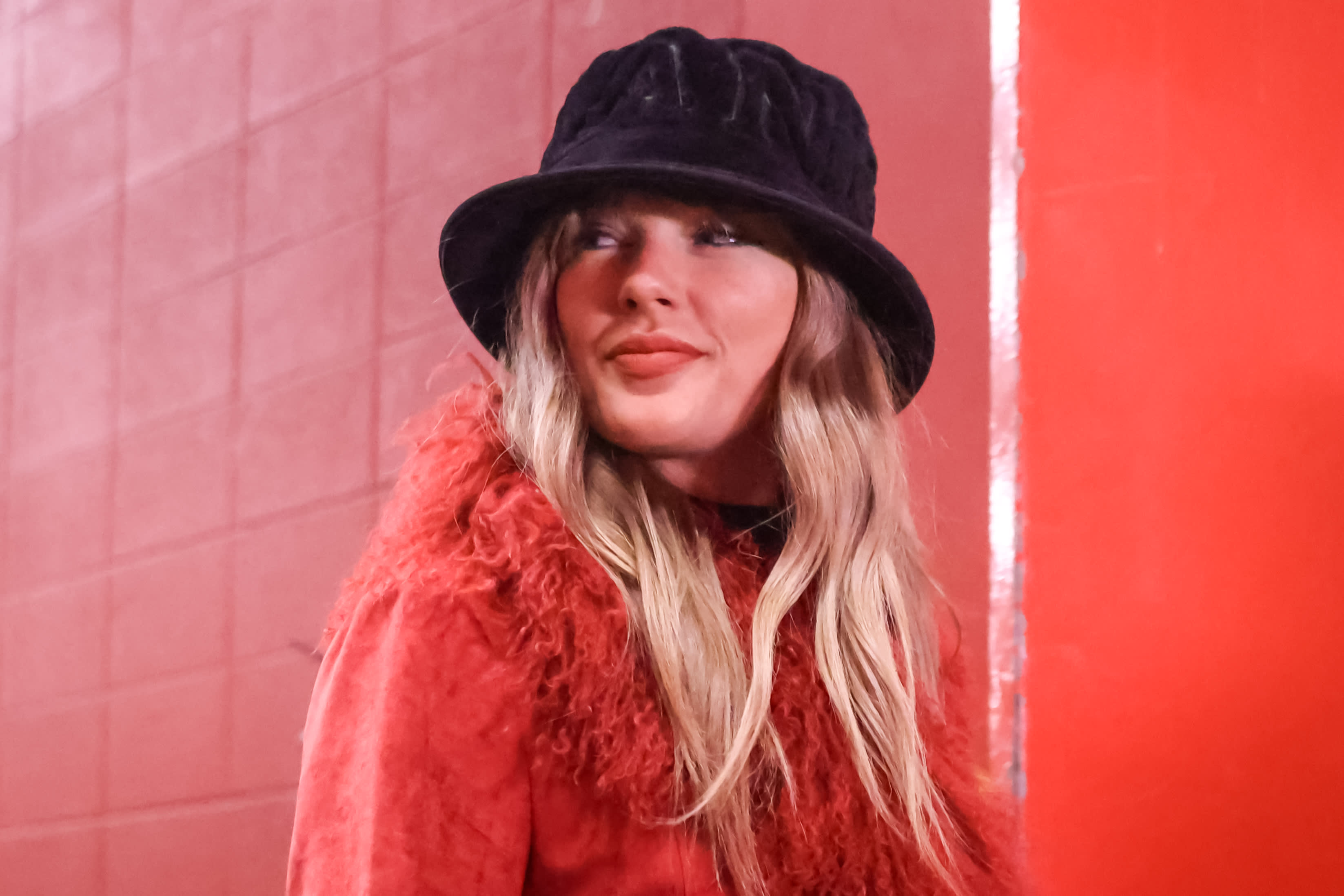 Taylor Swift Gave Generous Present To Workers At Arrowhead Stadium ...