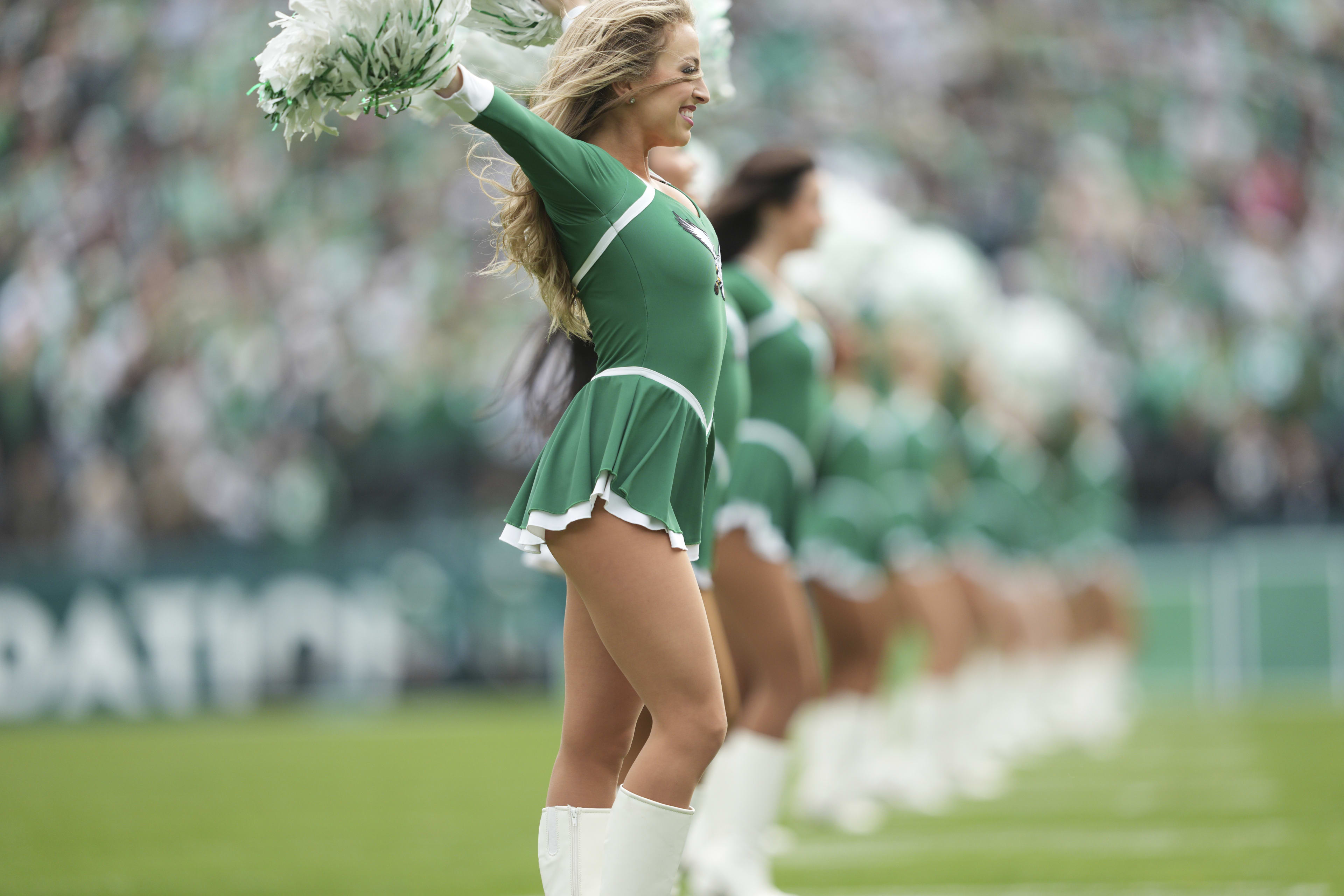Eagles Cheerleader Turns Heads With Super Bowl Celebration Photo - The Spun