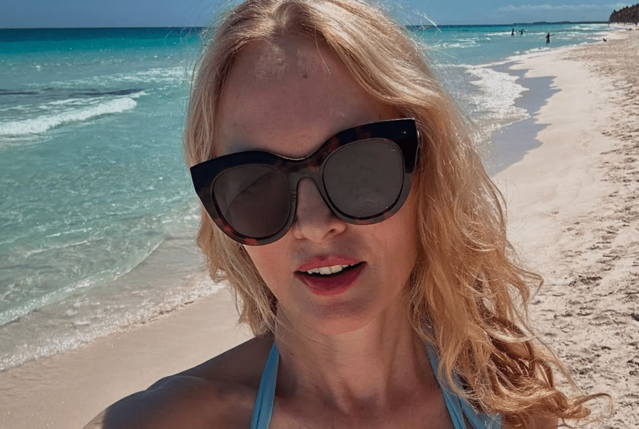 Heather Graham Stuns In Jaw-Dropping Swimsuit Photo At 55 - The Spun