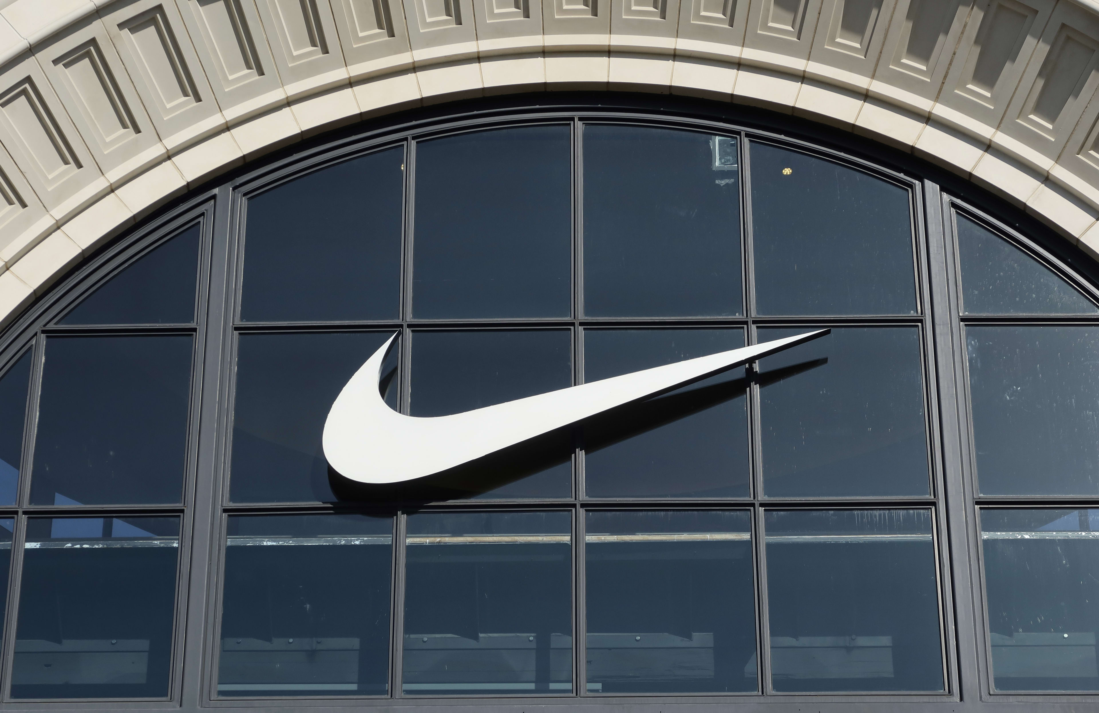 Fans Pay Tribute To Legendary Nike Executive Dead At 88 - The Spun