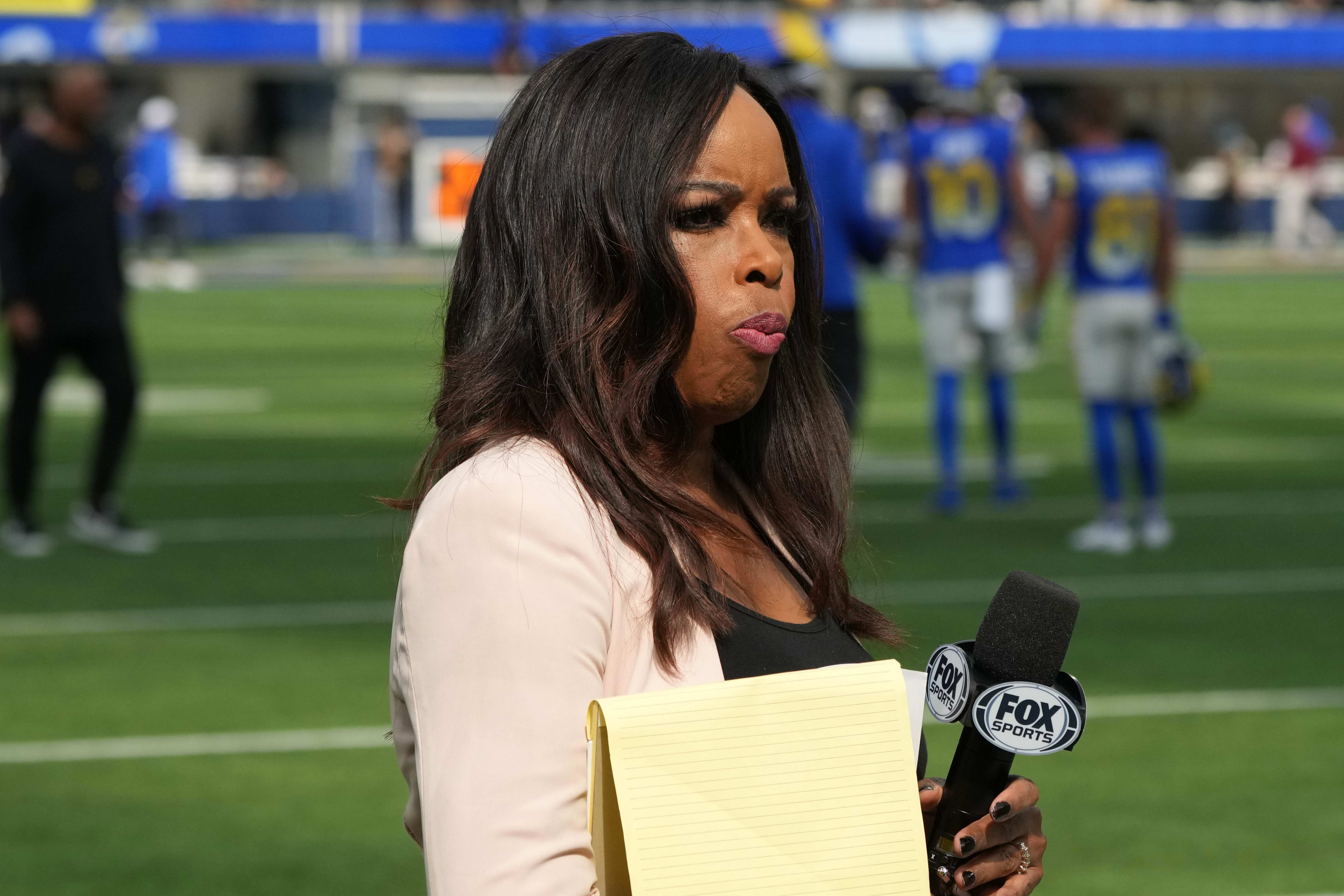 NFL Sideline Reporter Pam Oliver Worries Fans Sunday Night - The Spun