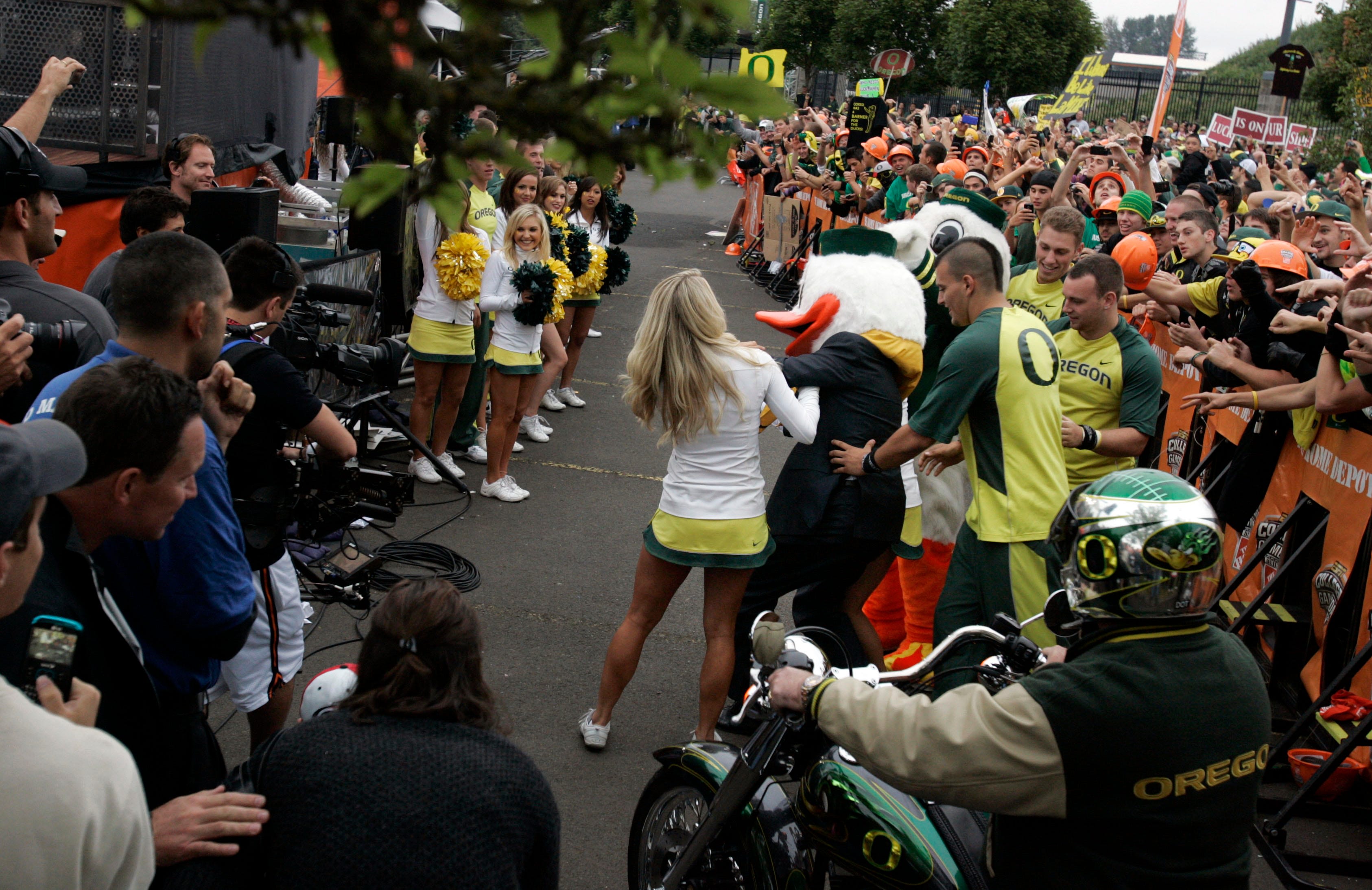 College Football Mascot's Unfortunate Wardrobe Malfunction Goes Viral - The Spun