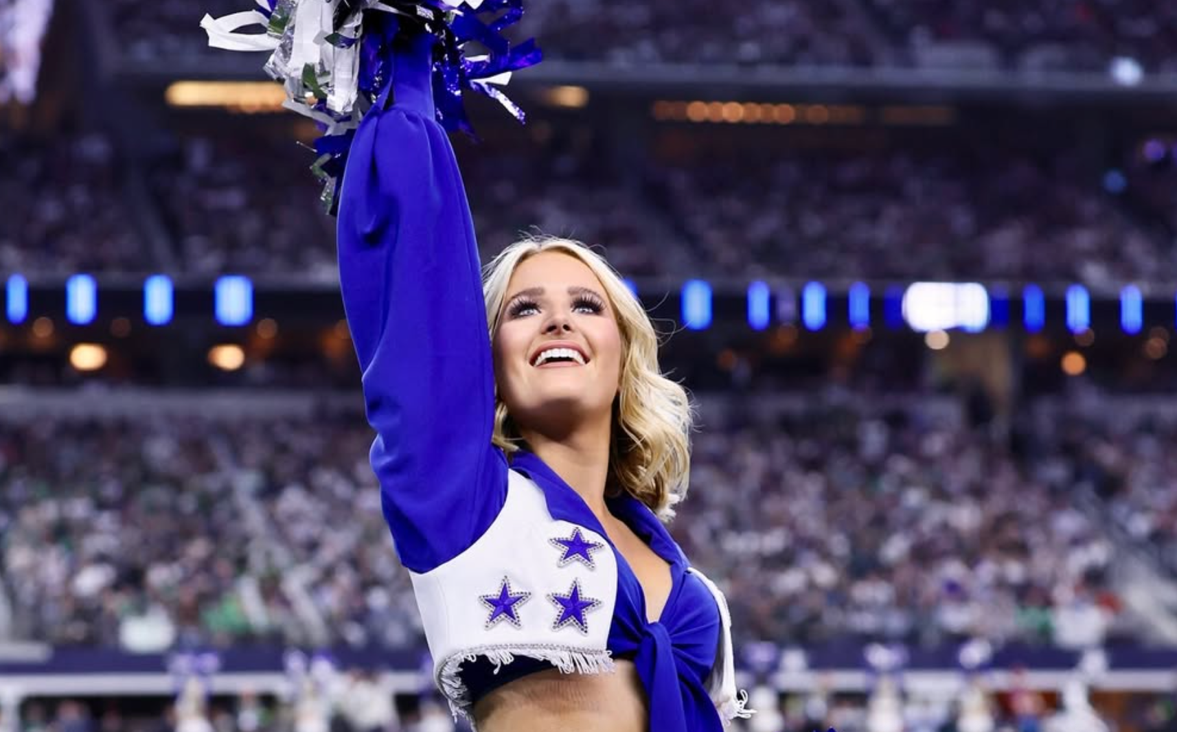 Dallas Cowboys Cheerleader Taunts Packers Before Sunday Night Football ...