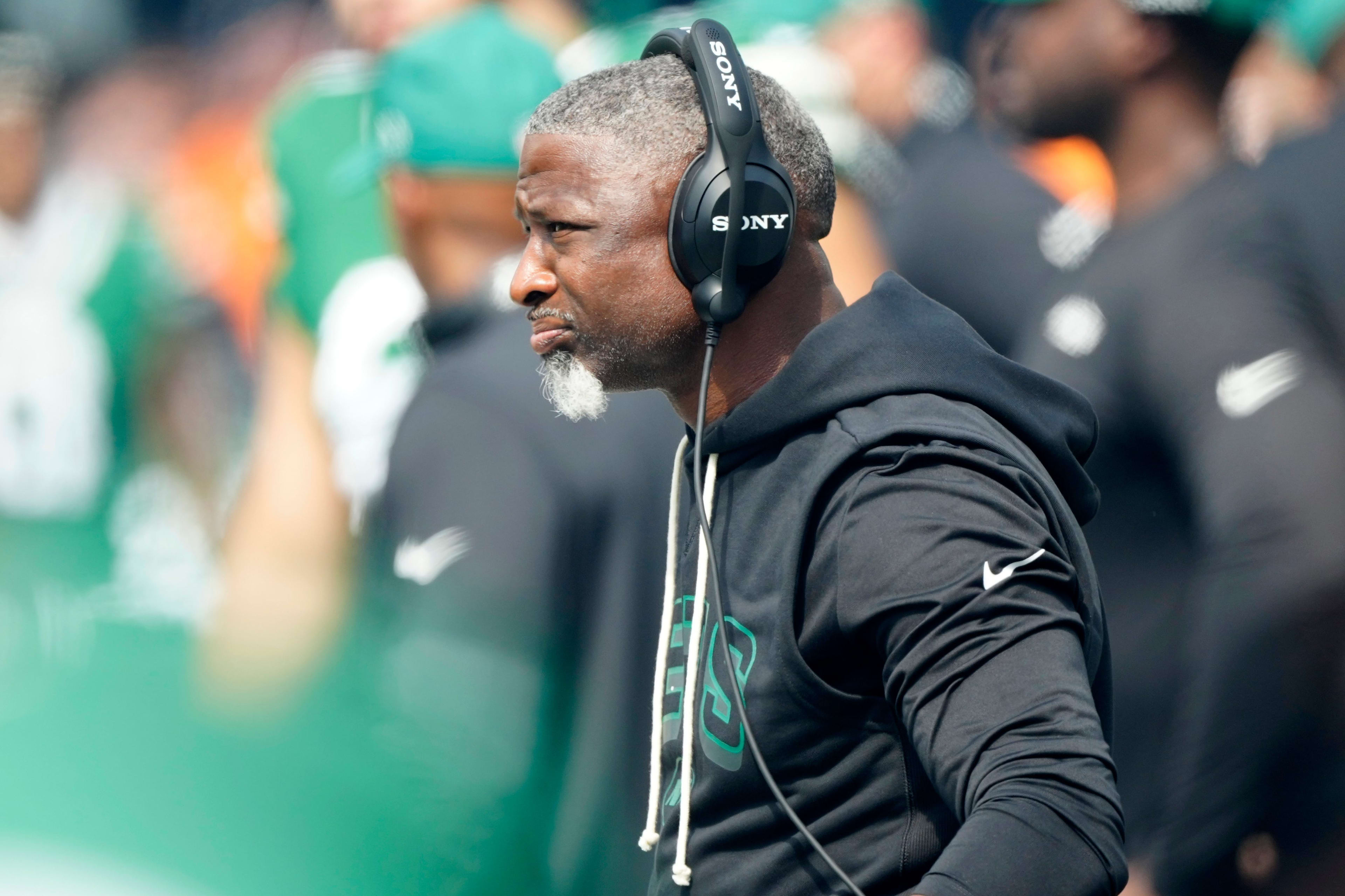 Jets Coach Aaron Glenn Is Not Happy With New York Media - The Spun