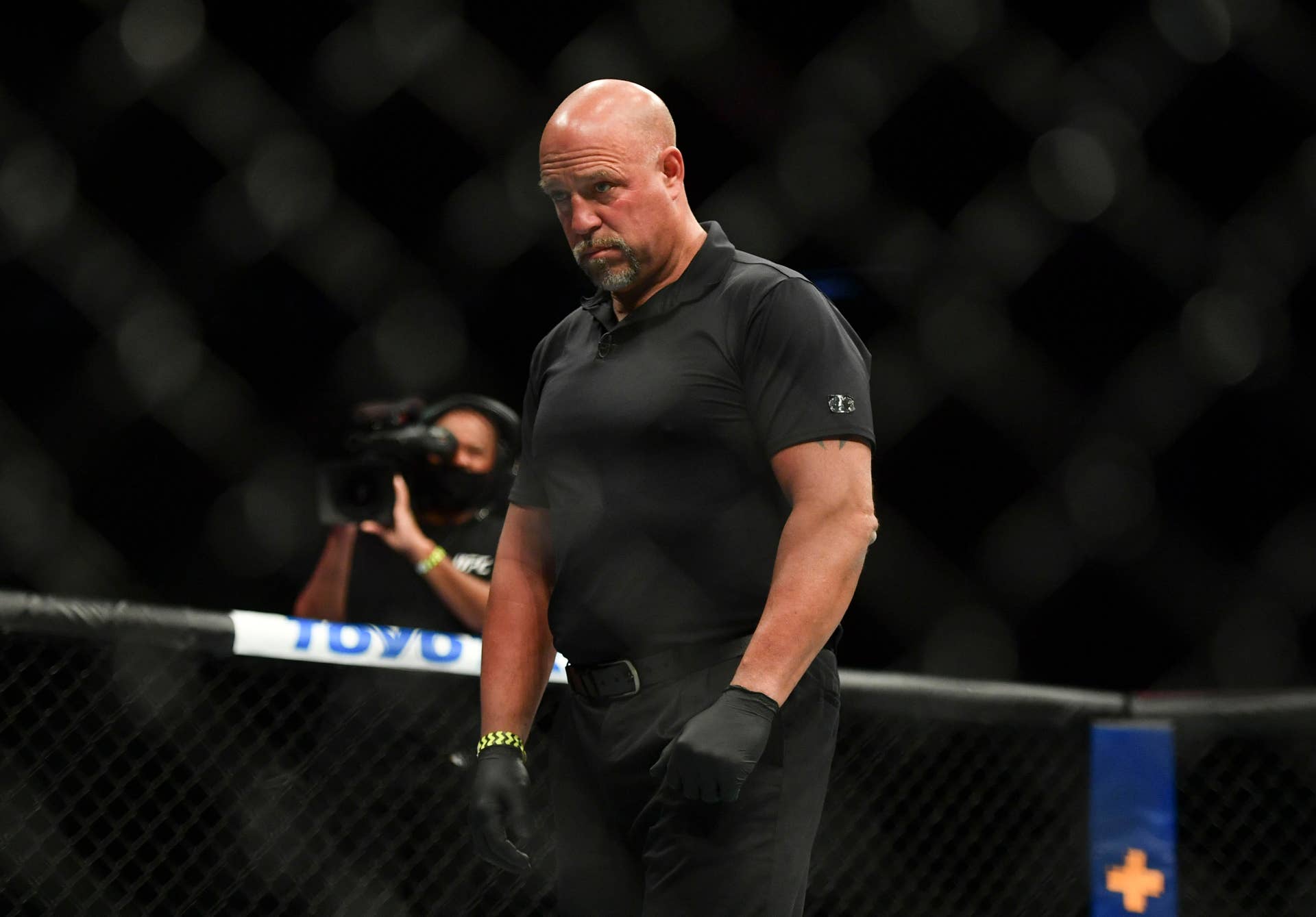 Top UFC Referee Getting Crushed For Costly Blown Decision - The Spun