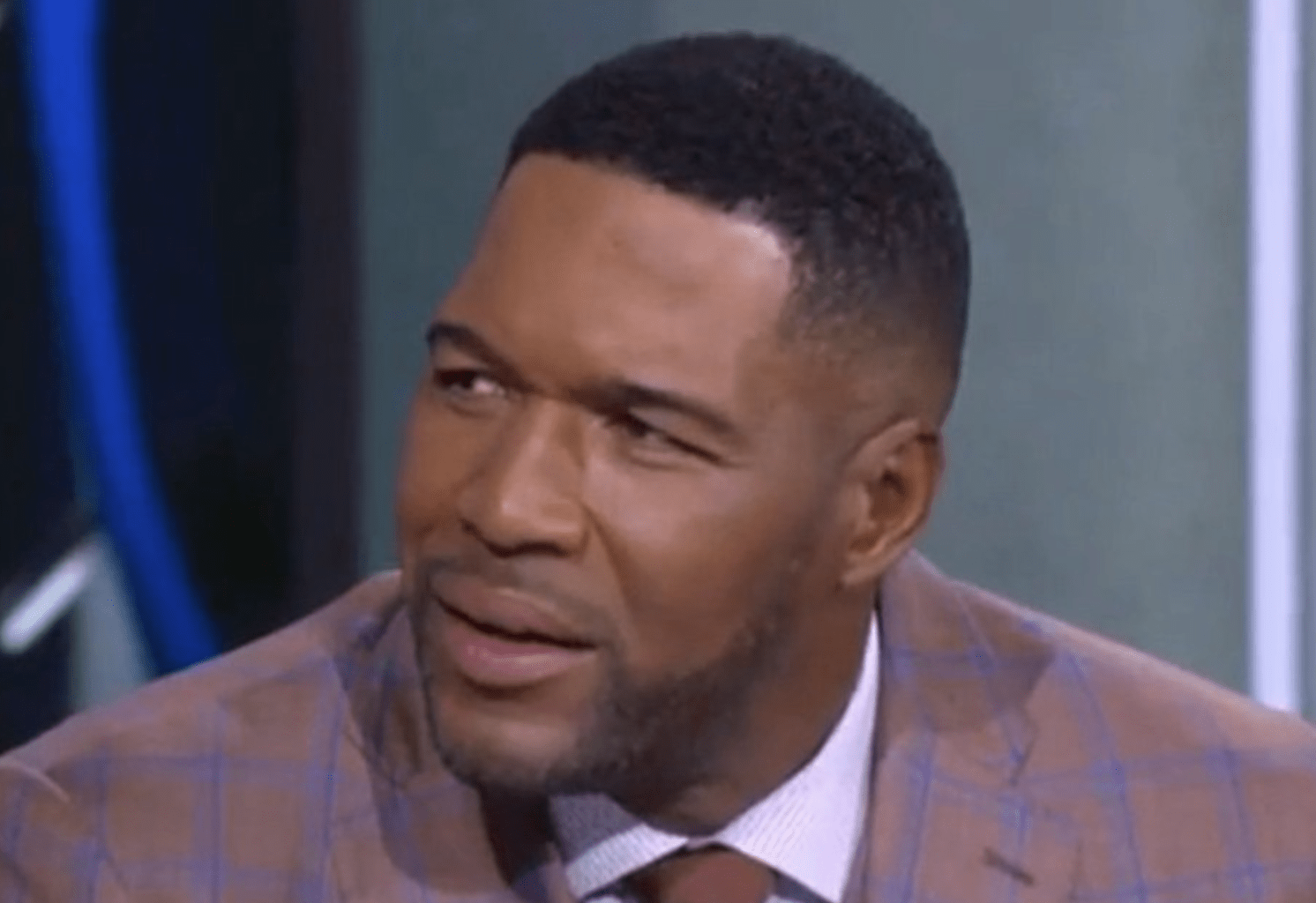 Michael Strahan Apologizes After Incorrectly Calling Out Terry Bradshaw ...