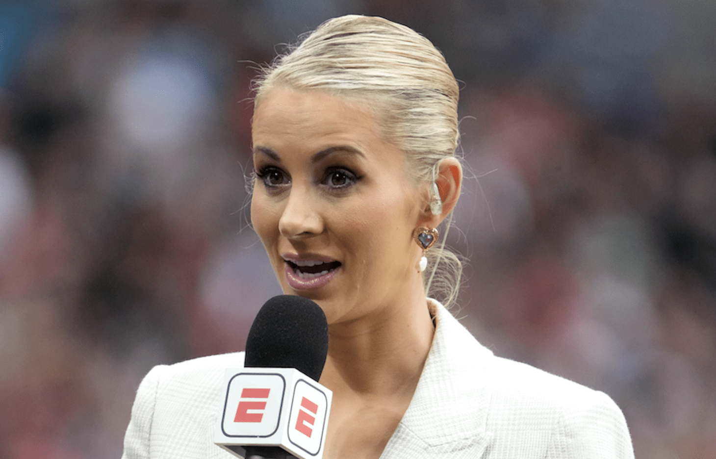Laura Rutledge Grabs Everyone's Attention With Her Christmas Dress ...