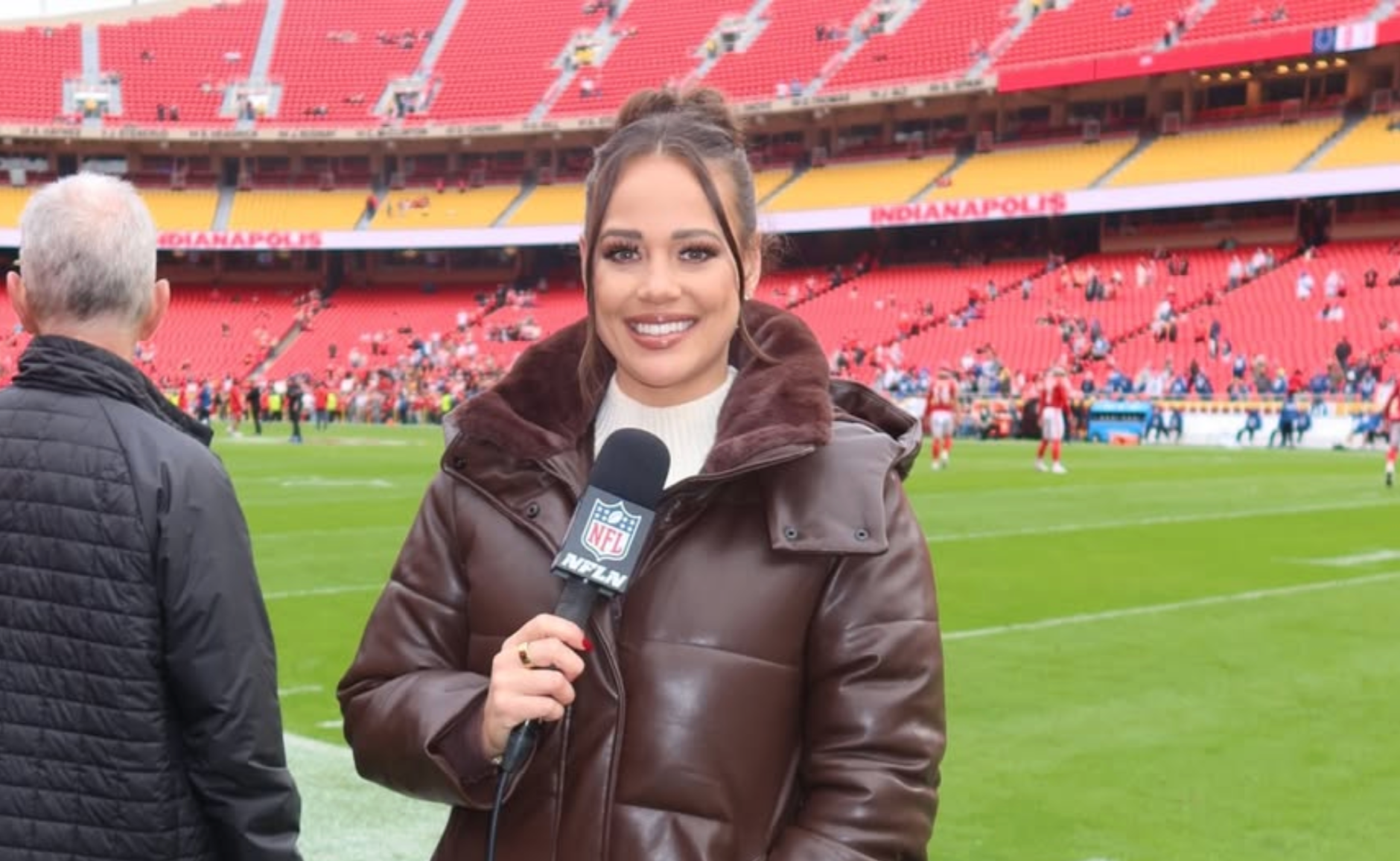 NFL Sideline Reporter Causes Stir With 'Petty' Thanksgiving Photo - The ...