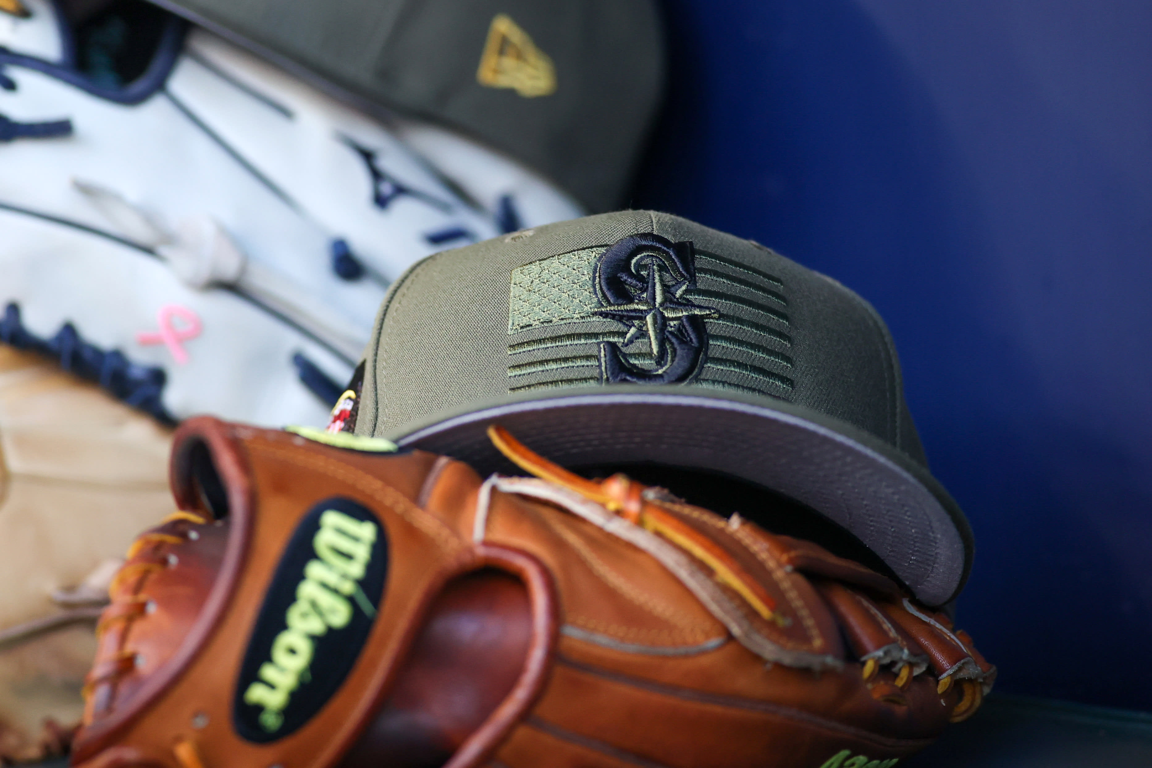 Beloved Former Seattle Mariners Pitcher Has Died At 61 - The Spun