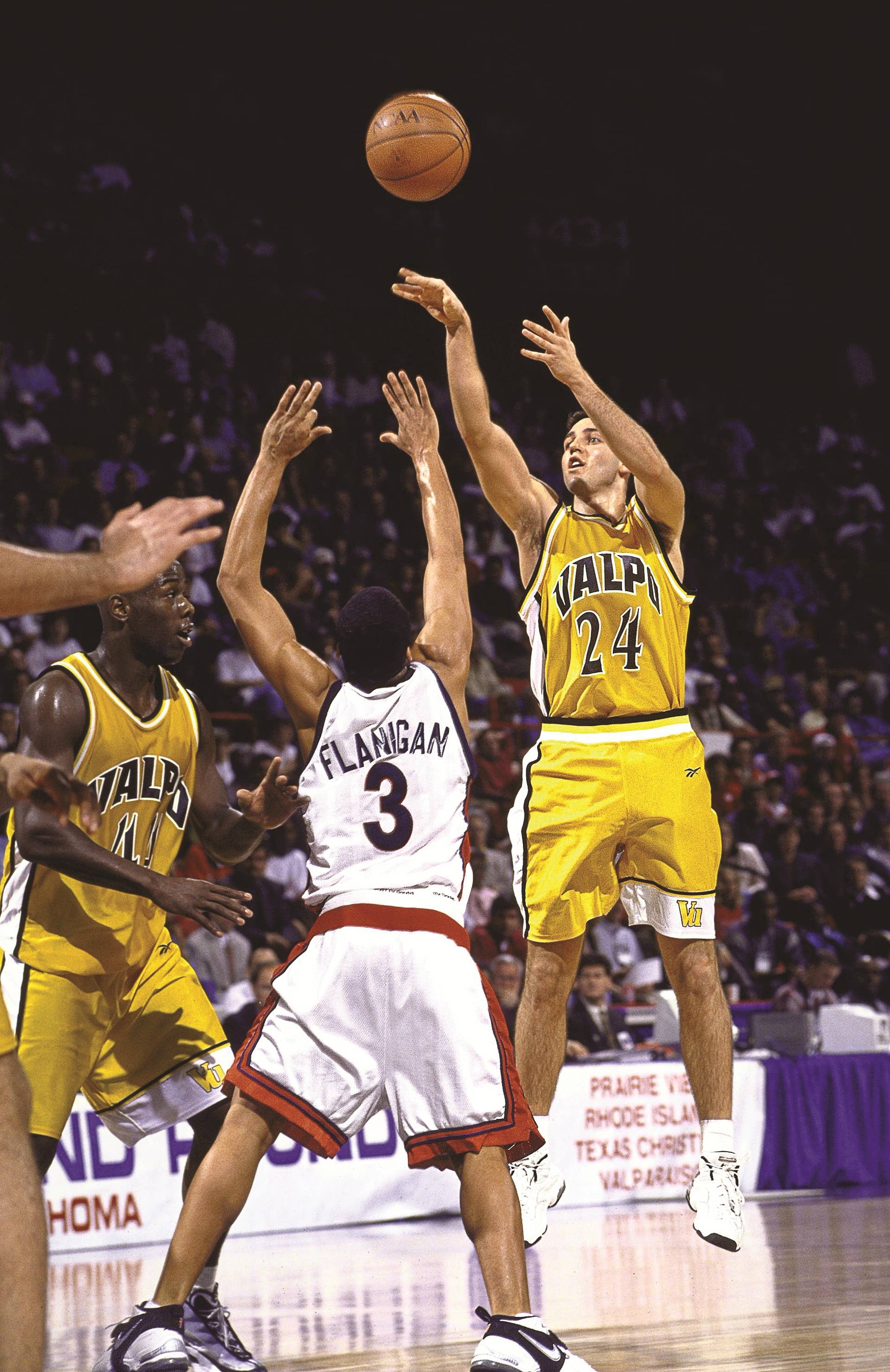 Revisiting NCAA Tournament Buzzer Beaters of Yesteryear - The Spun