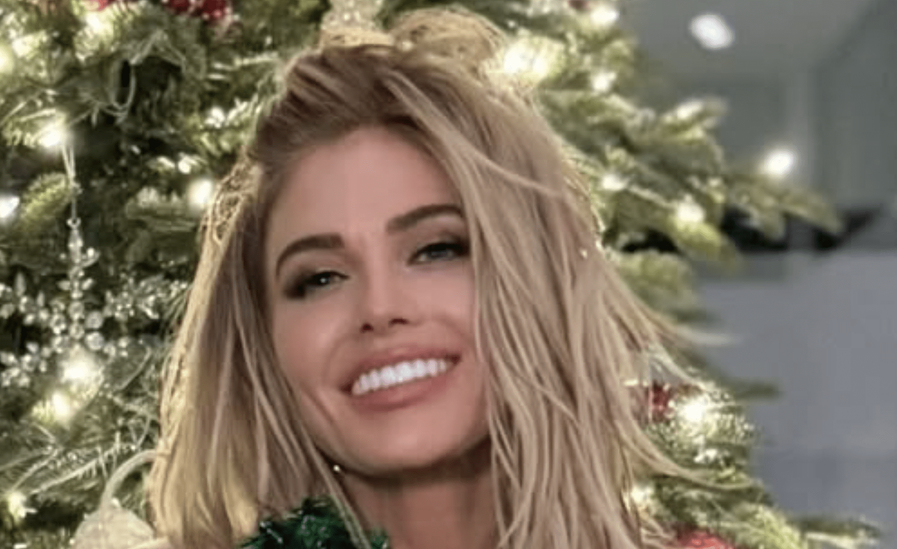 Legendary WWE Star Posts 'Jaw-Dropping' Christmas Tree Photo - The Spun