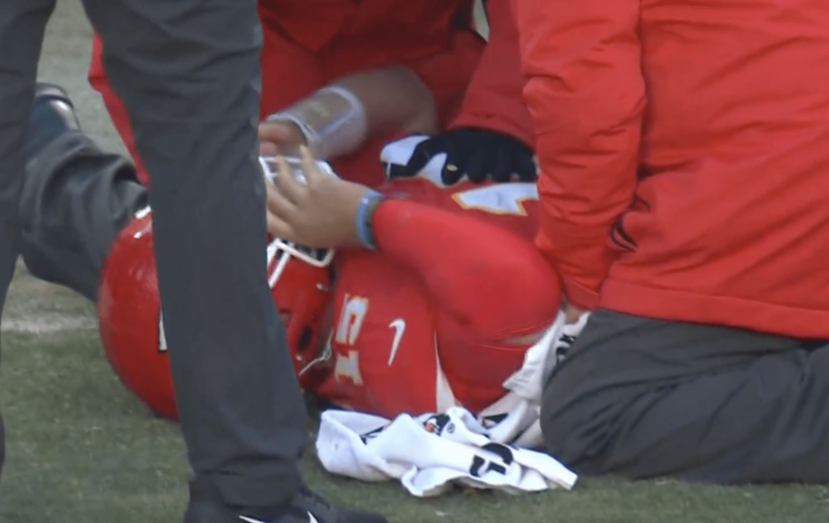 Video Of Patrick Mahomes' Knee Injury Is Hard To Watch - The Spun