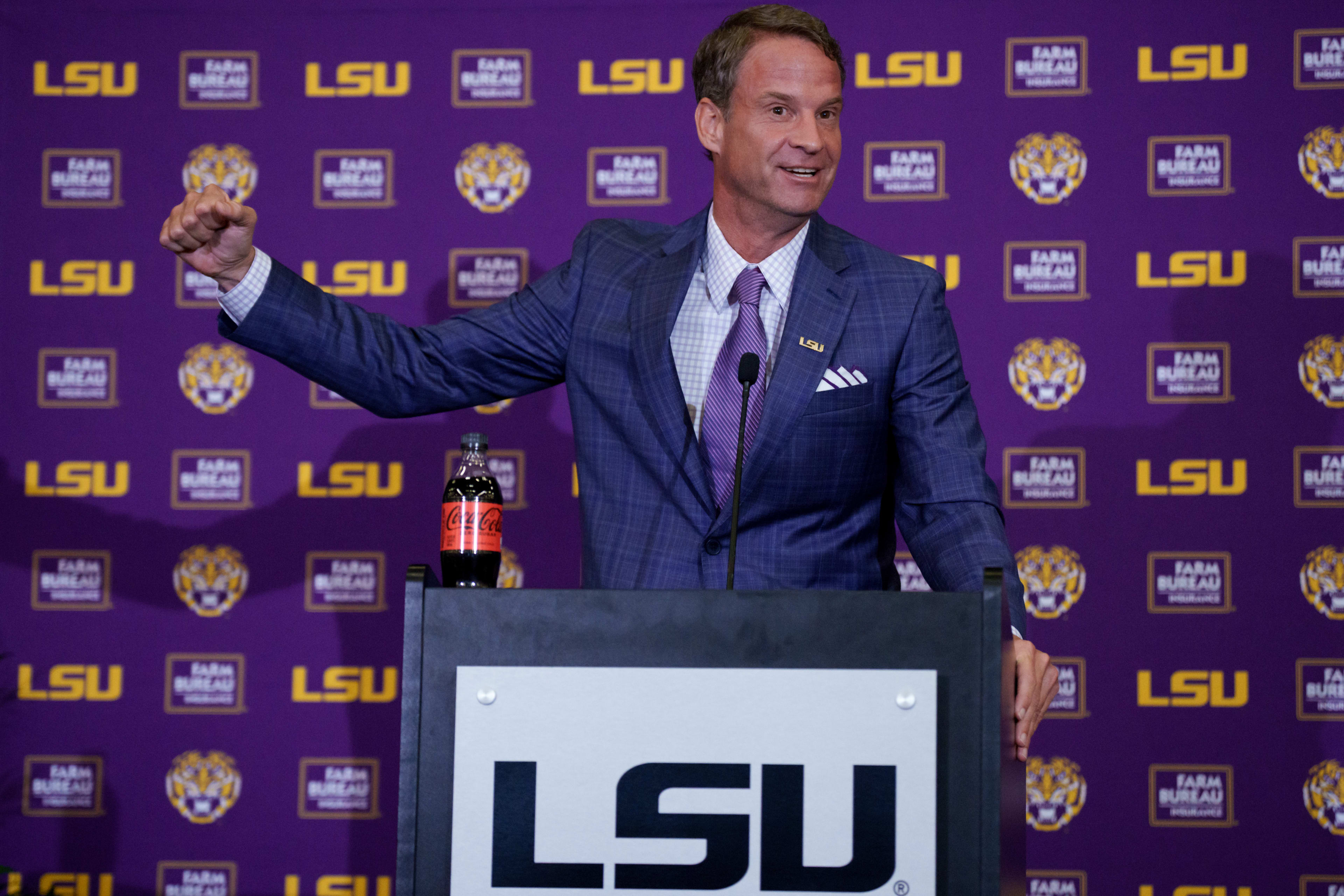 Lane Kiffin Is Already Hanging Out With LSU's Cheerleaders - The Spun