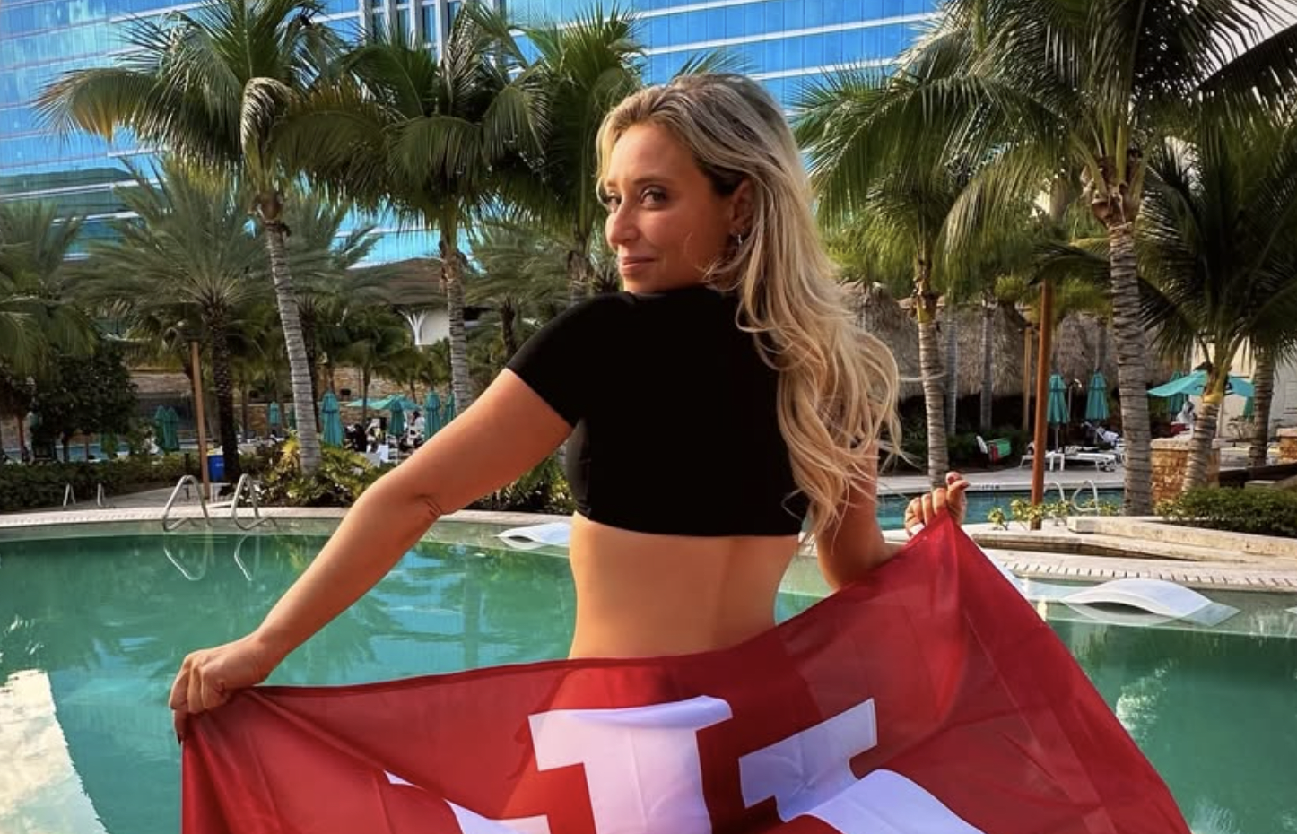 Sideline Reporter's Pregame Pool Photo Sends Fans Into A Frenzy - The Spun