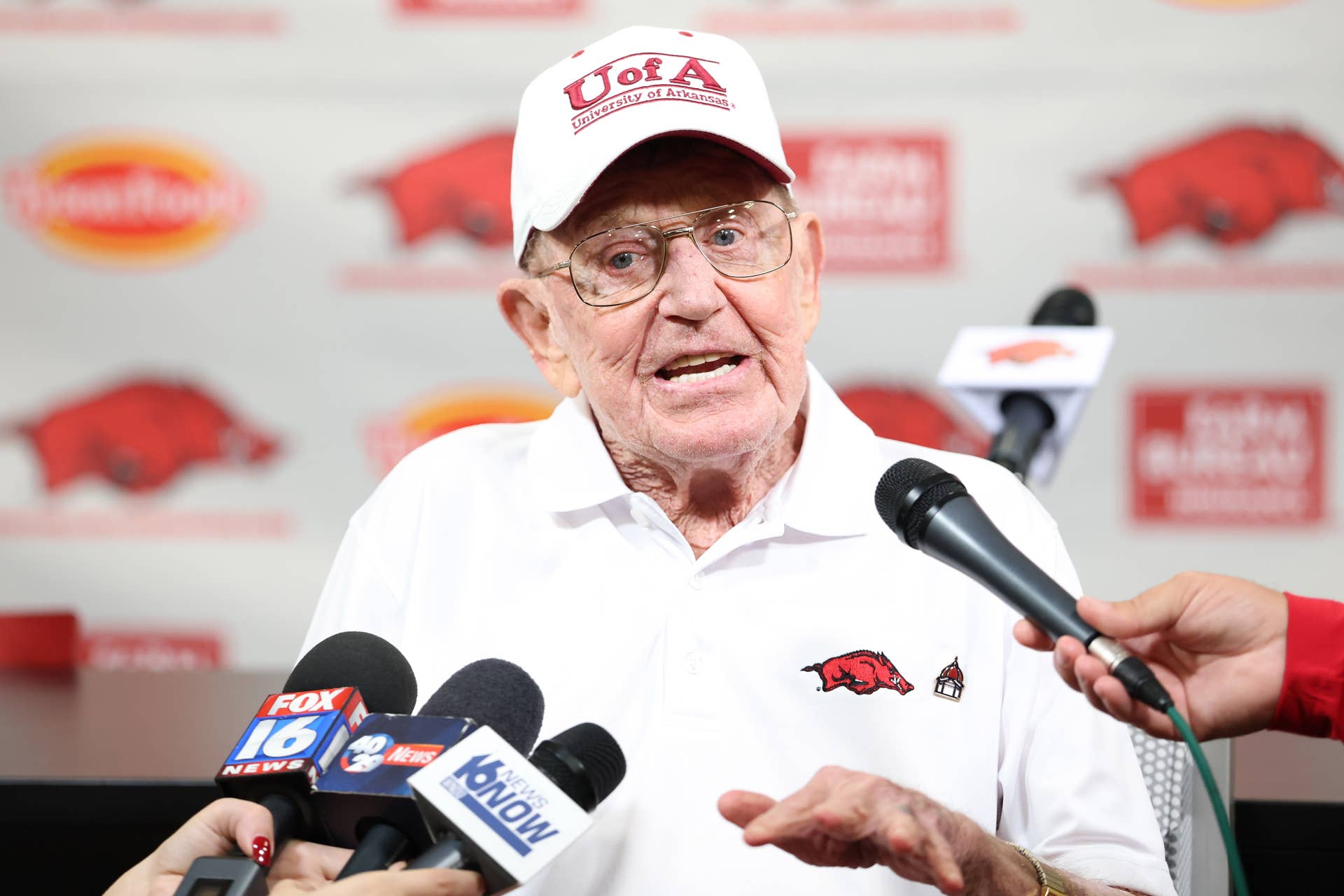 College Football Legend Lou Holtz Has Reportedly Entered Hospice Care ...