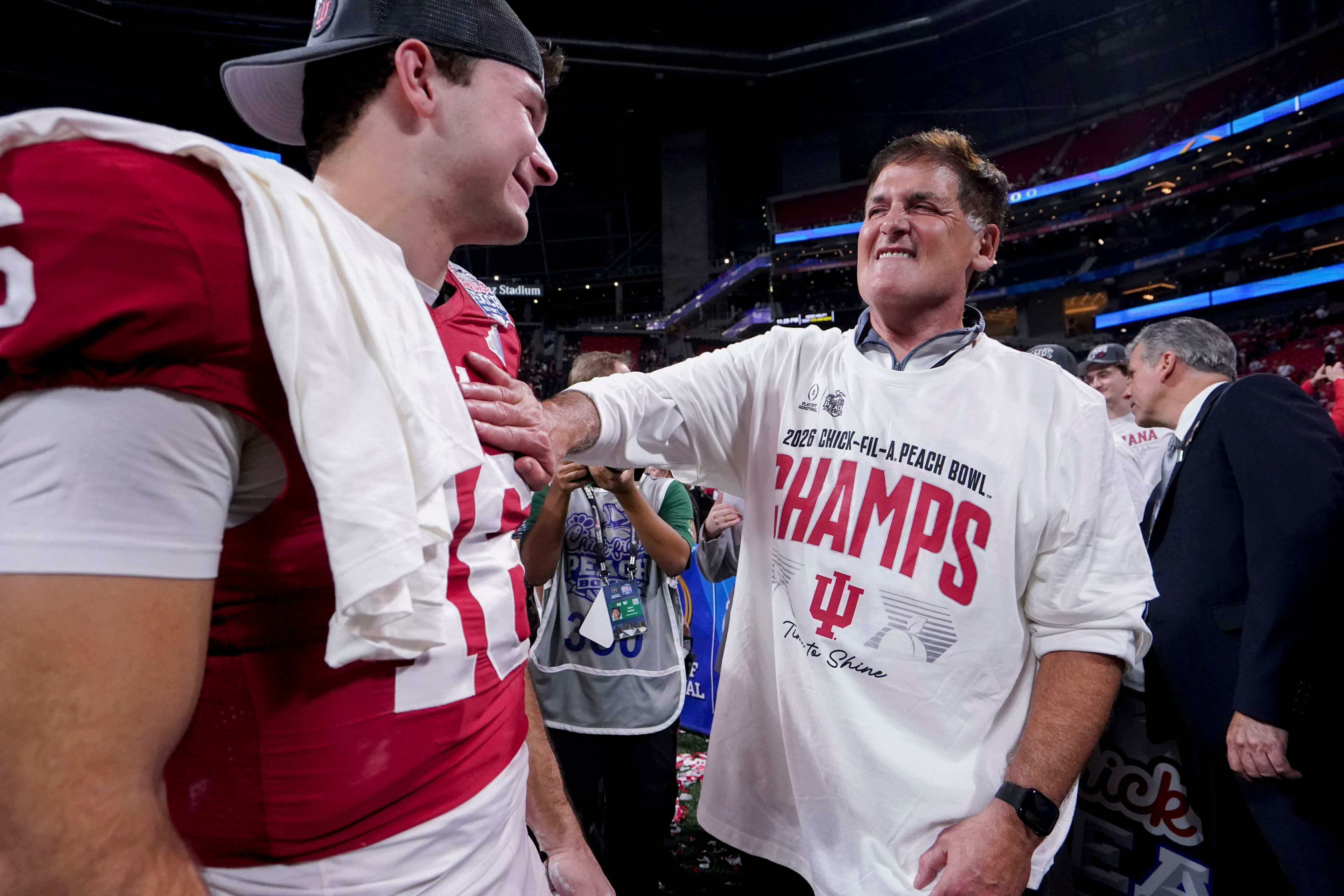 College Football Fans Rip Mark Cuban For 'Bandwagon' Behavior - The Spun