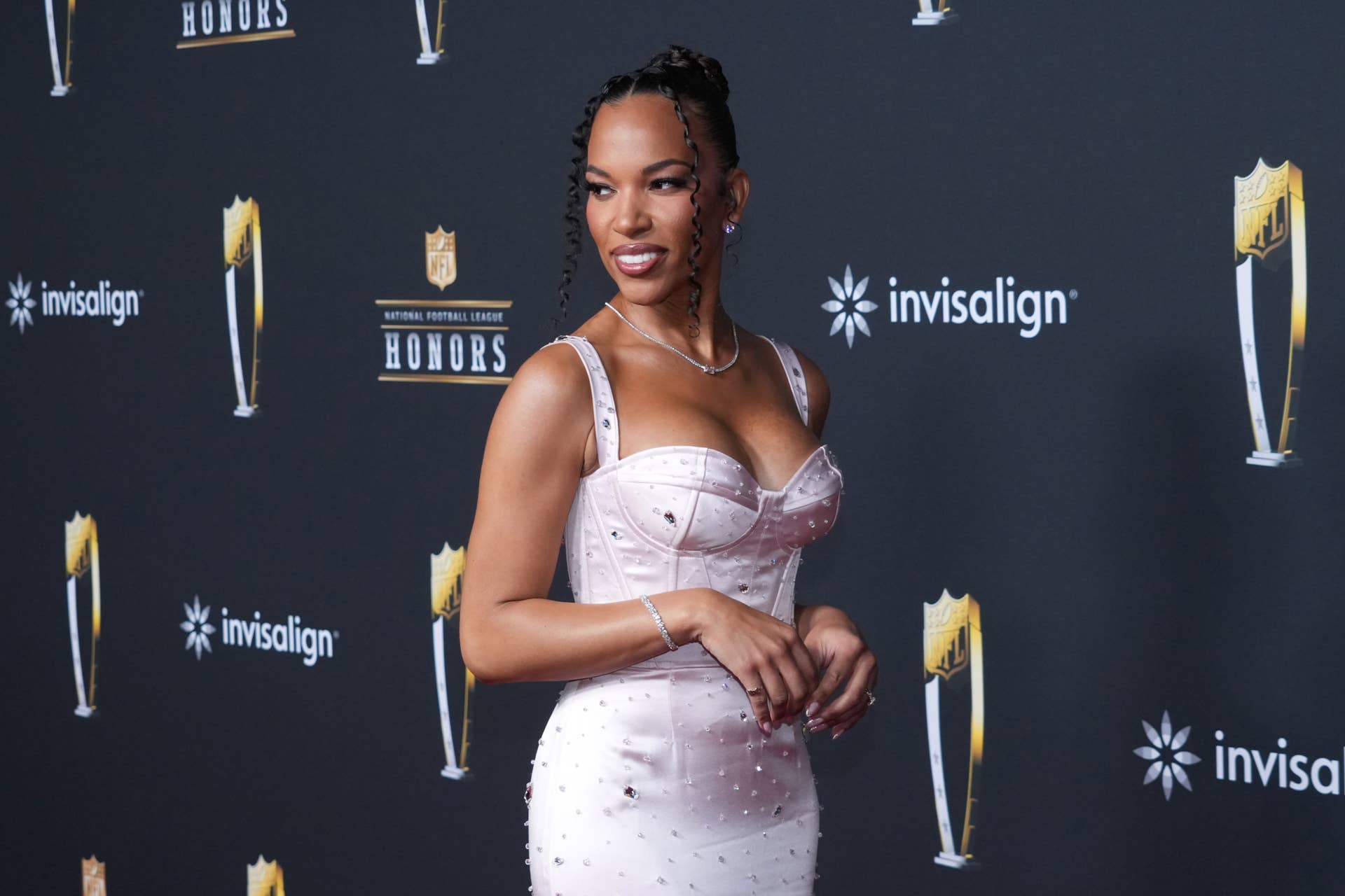 NFL Sideline Reporter MJ Acosta-Ruiz Shares Offseason Swimsuit Photo ...